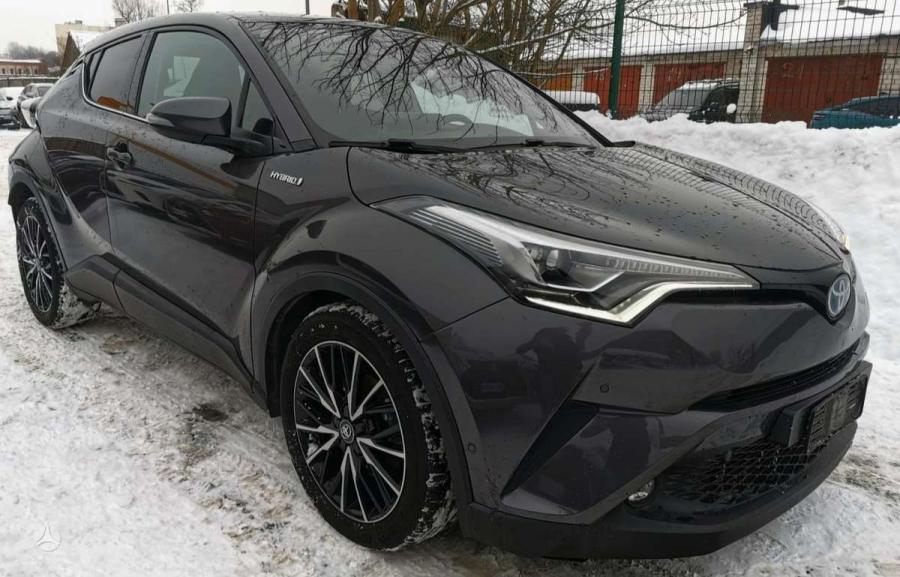 Pelēks Toyota C-HR 2017 Viļņa, ar dzinēja tilpumu 1.80 L un nobraukumu 170 tūkst. km par 15700 €, foto 3 vietnē AUTOMOTO.COM.LV