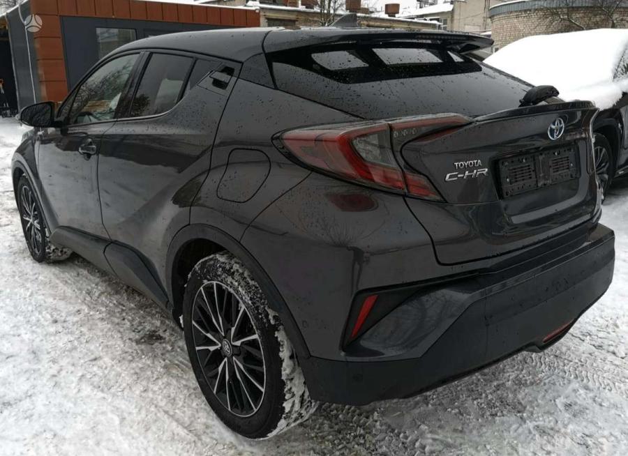 Pelēks Toyota C-HR 2017 Viļņa, ar dzinēja tilpumu 1.80 L un nobraukumu 170 tūkst. km par 15700 €, foto 4 vietnē AUTOMOTO.COM.LV