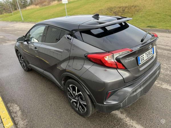Серый Тойота C-HR 2017 в Утена, объемом двигателя 1.80 л и пробегом 145 тыс. км за 13900 €, фото 7 на AUTOMOTO.COM.LV