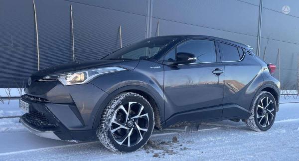 Grey Toyota C-HR 2017 in Vilnius, with an engine capacity of 1.80 L and mileage of 191 thousand km for 13990 €, photo 1 on AUTOMOTO.COM.LV