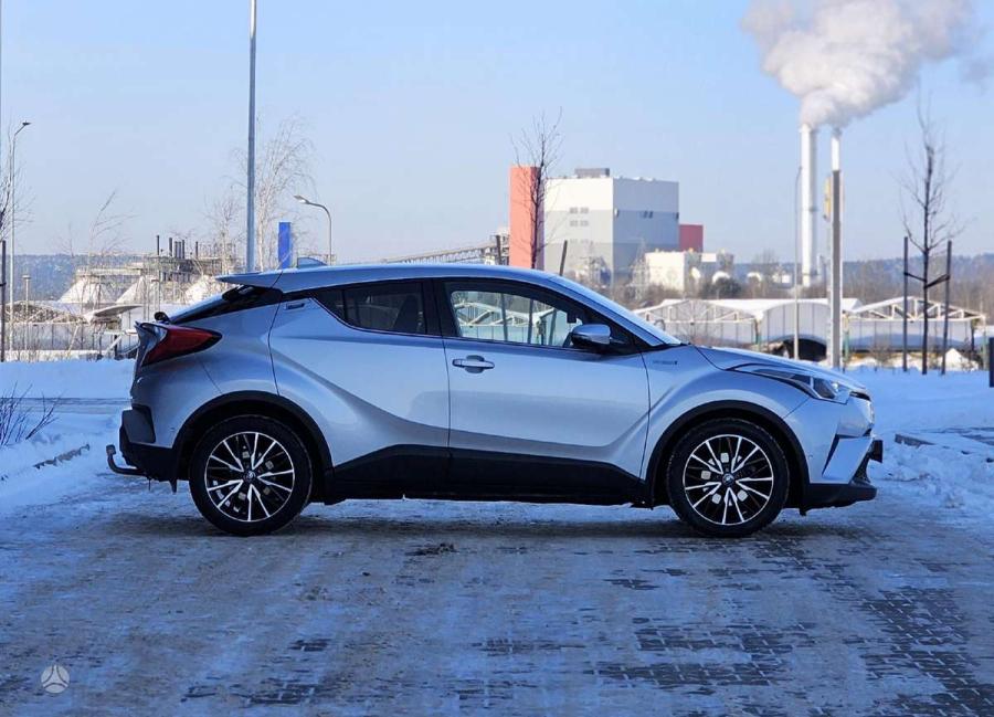Pelēks Toyota C-HR 2017 Viļņa, ar dzinēja tilpumu 1.80 L un nobraukumu 207 tūkst. km par 14900 €, foto 3 vietnē AUTOMOTO.COM.LV