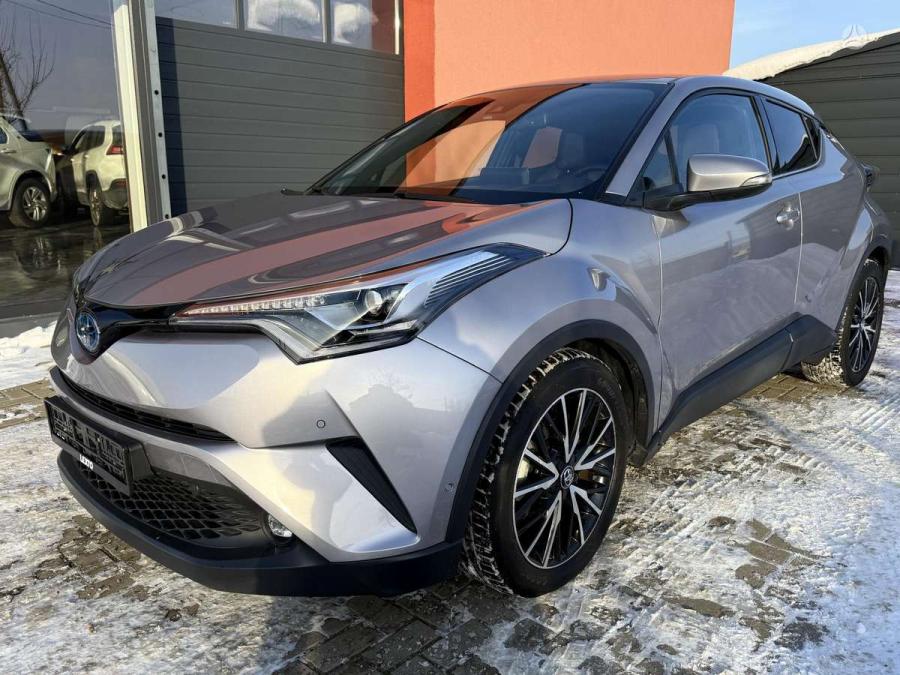 Grey Toyota C-HR 2017 in Panevezys, with an engine capacity of 1.80 L and mileage of 98 thousand km for 16400 €, photo 2 on AUTOMOTO.COM.LV