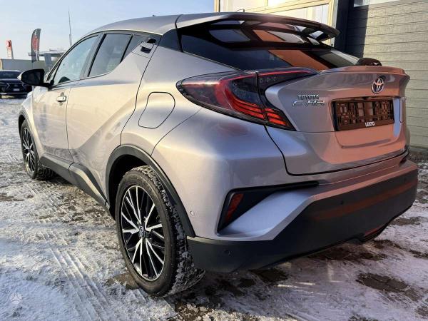 Pelēks Toyota C-HR 2017 Panevēža, ar dzinēja tilpumu 1.80 L un nobraukumu 98 tūkst. km par 16400 €, foto 3 vietnē AUTOMOTO.COM.LV