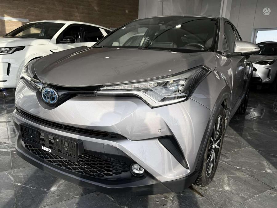 Grey Toyota C-HR 2017 in Panevezys, with an engine capacity of 1.80 L and mileage of 98 thousand km for 16400 €, photo 5 on AUTOMOTO.COM.LV