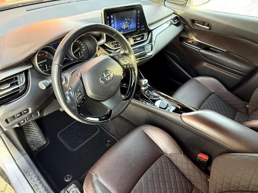 Grey Toyota C-HR 2017 in Panevezys, with an engine capacity of 1.80 L and mileage of 98 thousand km for 16400 €, photo 13 on AUTOMOTO.COM.LV