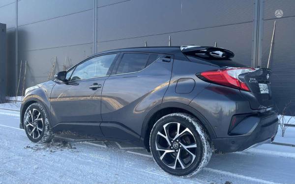 Pelēks Toyota C-HR 2017 Viļņa, ar dzinēja tilpumu 1.80 L un nobraukumu 191 tūkst. km par 13990 €, foto 4 vietnē AUTOMOTO.COM.LV
