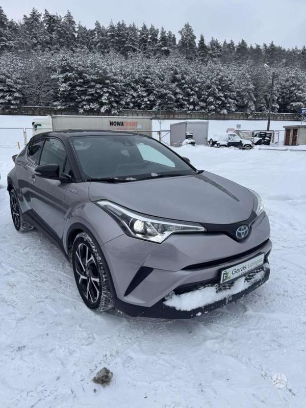 Grey Toyota C-HR 2017 in Vilnius, with an engine capacity of 1.80 L and mileage of 144 thousand km for 15500 €, photo 3 on AUTOMOTO.COM.LV