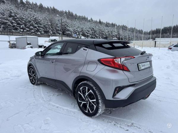 Grey Toyota C-HR 2017 in Vilnius, with an engine capacity of 1.80 L and mileage of 144 thousand km for 15500 €, photo 4 on AUTOMOTO.COM.LV