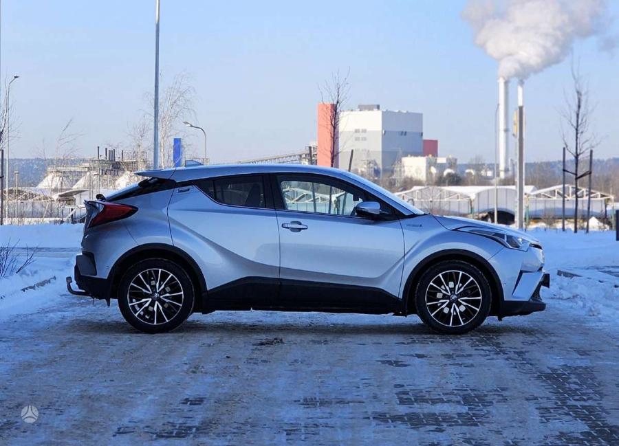 Grey Toyota C-HR 2017 in Vilnius, with an engine capacity of 1.80 L and mileage of 207 thousand km for 14750 €, photo 3 on AUTOMOTO.COM.LV