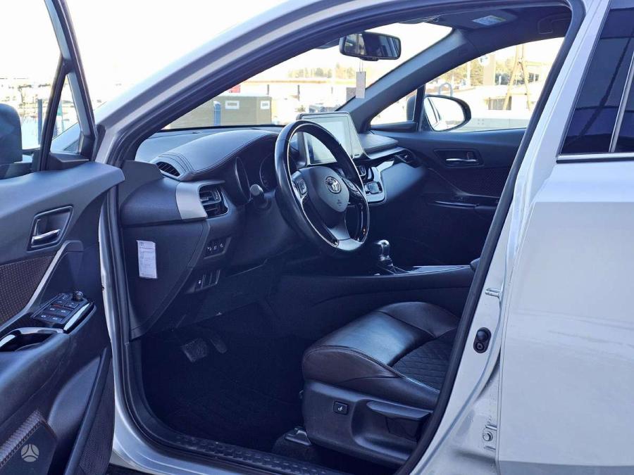 Grey Toyota C-HR 2017 in Vilnius, with an engine capacity of 1.80 L and mileage of 207 thousand km for 14750 €, photo 21 on AUTOMOTO.COM.LV