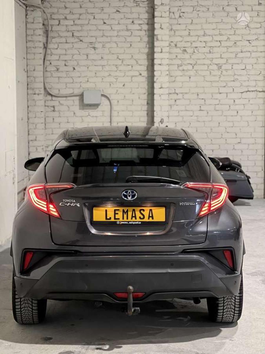 Grey Toyota C-HR 2017 in Klaipeda, with an engine capacity of 1.80 L and mileage of 144 thousand km for 16800 €, photo 9 on AUTOMOTO.COM.LV