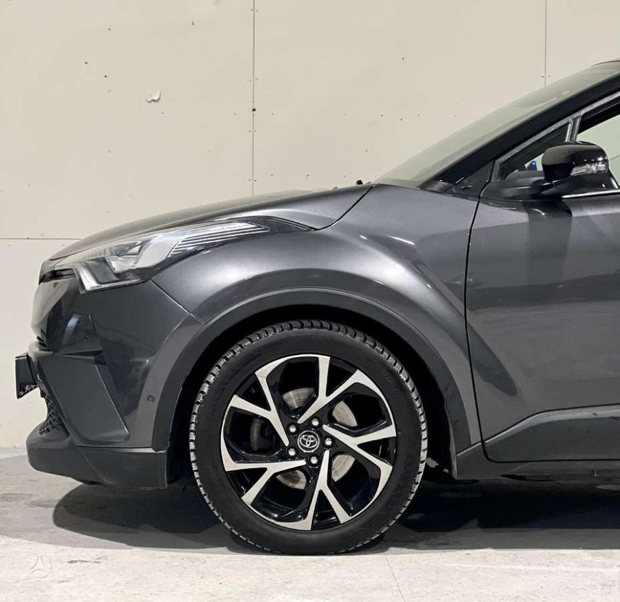 Grey Toyota C-HR 2017 in Klaipeda, with an engine capacity of 1.80 L and mileage of 144 thousand km for 16800 €, photo 23 on AUTOMOTO.COM.LV