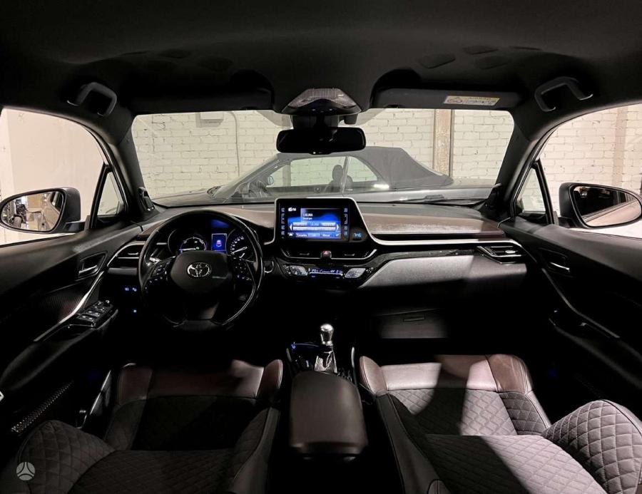 Pelēks Toyota C-HR 2017 Klaipėda, ar dzinēja tilpumu 1.80 L un nobraukumu 216 tūkst. km par 15500 €, foto 14 vietnē AUTOMOTO.COM.LV