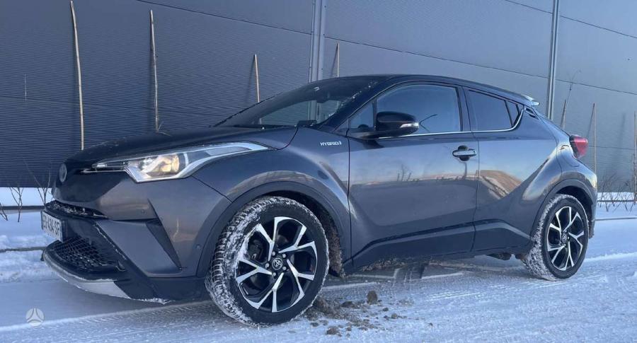 Grey Toyota C-HR 2017 in Vilnius, with an engine capacity of 1.80 L and mileage of 191 thousand km for 13750 €, photo 1 on AUTOMOTO.COM.LV