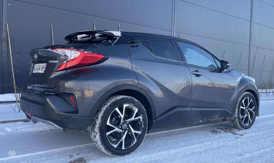 Grey Toyota C-HR 2017 in Vilnius, with an engine capacity of 1.80 L and mileage of 191 thousand km for 13750 €, photo 3 on AUTOMOTO.COM.LV