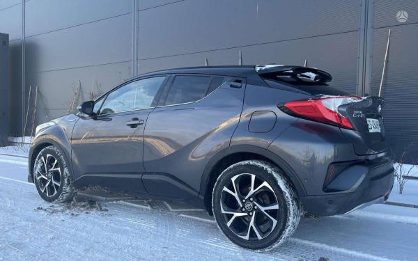 Pelēks Toyota C-HR 2017 Viļņa, ar dzinēja tilpumu 1.80 L un nobraukumu 191 tūkst. km par 13750 €, foto 4 vietnē AUTOMOTO.COM.LV