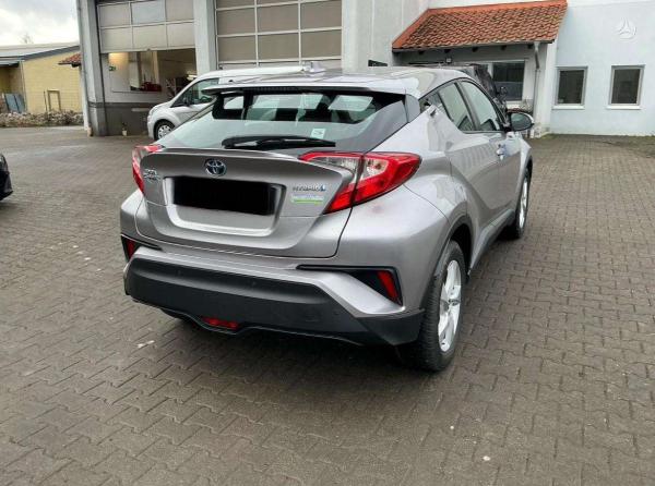 Pelēks Toyota C-HR 2017 Viļņa, ar dzinēja tilpumu 1.80 L un nobraukumu 35 tūkst. km par 16999 €, foto 4 vietnē AUTOMOTO.COM.LV