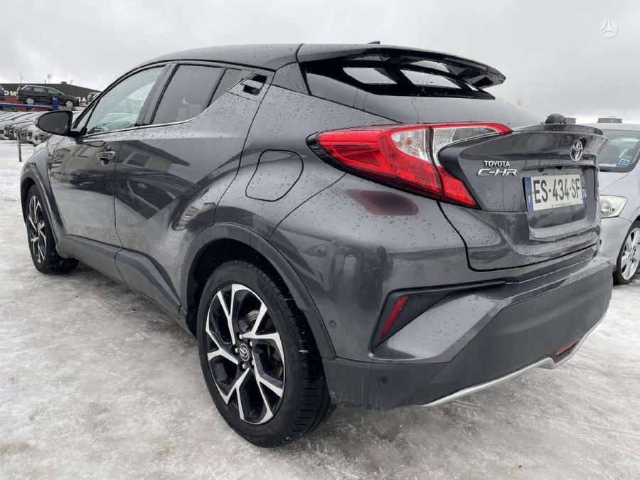 Grey Toyota C-HR 2017 in Vilnius, with an engine capacity of 1.80 L and mileage of 191 thousand km for 13750 €, photo 4 on AUTOMOTO.COM.LV