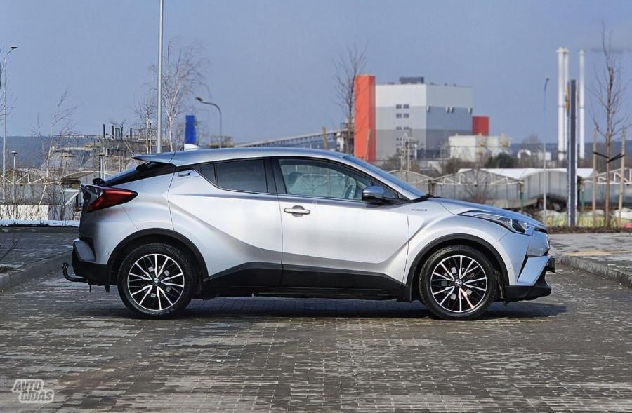 Pelēks Toyota C-HR 2017 Viļņa, ar dzinēja tilpumu 1.80 L un nobraukumu 207 tūkst. km par 14750 €, foto 3 vietnē AUTOMOTO.COM.LV