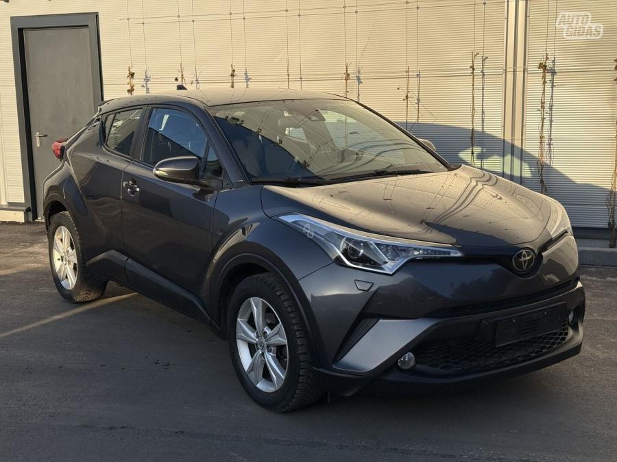 Pelēks Toyota C-HR 2017 Utena, ar dzinēja tilpumu 1.20 L un nobraukumu 162 tūkst. km par 12950 €, foto 1 vietnē AUTOMOTO.COM.LV