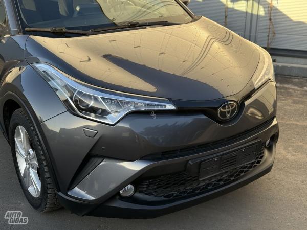 Grey Toyota C-HR 2017 in Utena, with an engine capacity of 1.20 L and mileage of 162 thousand km for 12950 €, photo 3 on AUTOMOTO.COM.LV