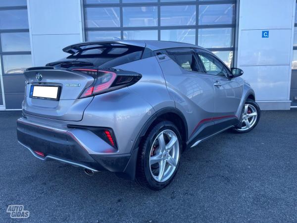 Pelēks Toyota C-HR 2017 Klaipėda, ar dzinēja tilpumu 1.80 L un nobraukumu 162 tūkst. km par 17200 €, foto 4 vietnē AUTOMOTO.COM.LV