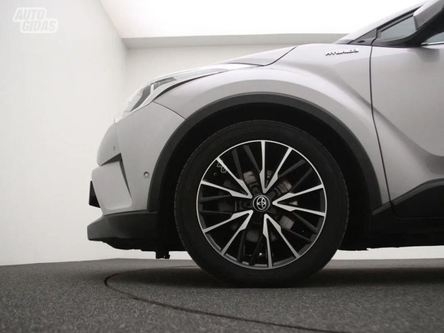 Grey Toyota C-HR 2017 in Vilnius, with an engine capacity of 1.80 L and mileage of 212 thousand km for 14899 €, photo 27 on AUTOMOTO.COM.LV