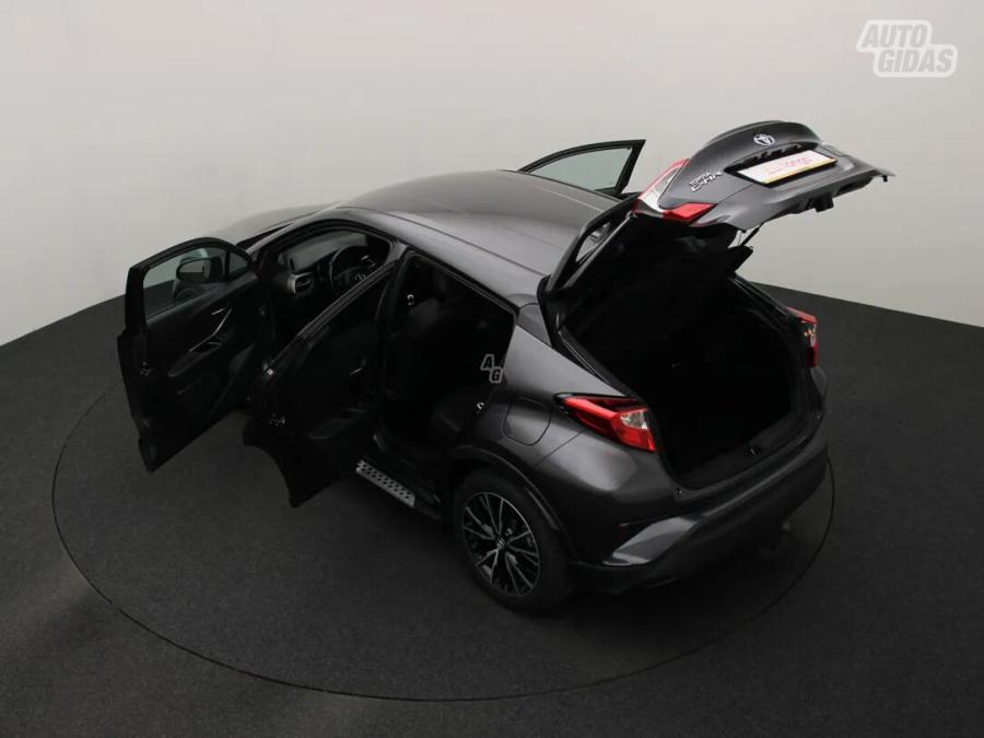 Серый Тойота C-HR 2017 в Вильнюс, объемом двигателя 1.80 л и пробегом 170 тыс. км за 16099 €, фото 14 на AUTOMOTO.COM.LV