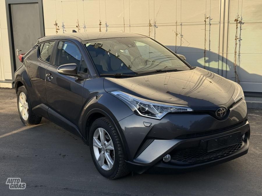 Grey Toyota C-HR 2017 in Utena, with an engine capacity of 1.20 L and mileage of 162 thousand km for 11600 €, photo 3 on AUTOMOTO.COM.LV
