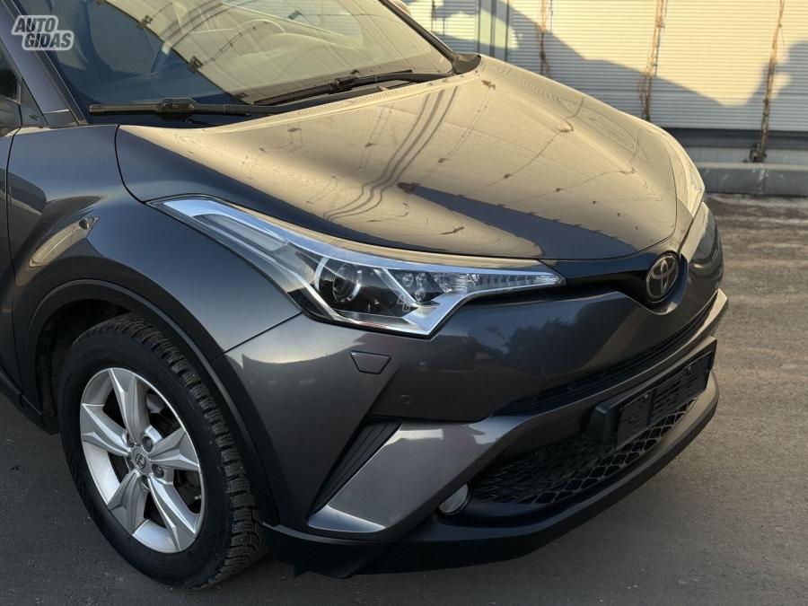 Grey Toyota C-HR 2017 in Utena, with an engine capacity of 1.20 L and mileage of 162 thousand km for 11600 €, photo 5 on AUTOMOTO.COM.LV