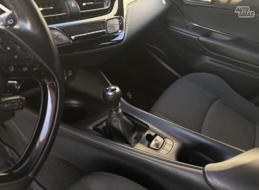 Grey Toyota C-HR 2017 in Utena, with an engine capacity of 1.20 L and mileage of 162 thousand km for 11600 €, photo 22 on AUTOMOTO.COM.LV