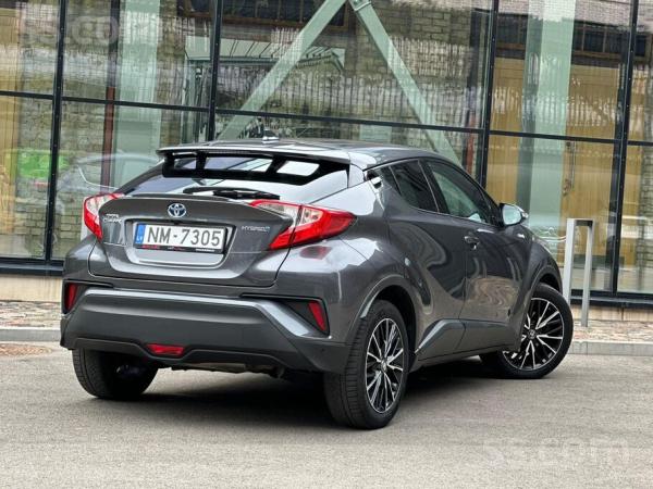 Pelēks Toyota C-HR 2017 Rīga, ar dzinēja tilpumu 1.80 L un nobraukumu 157 tūkst. km par 15250 €, foto 2 vietnē AUTOMOTO.COM.LV