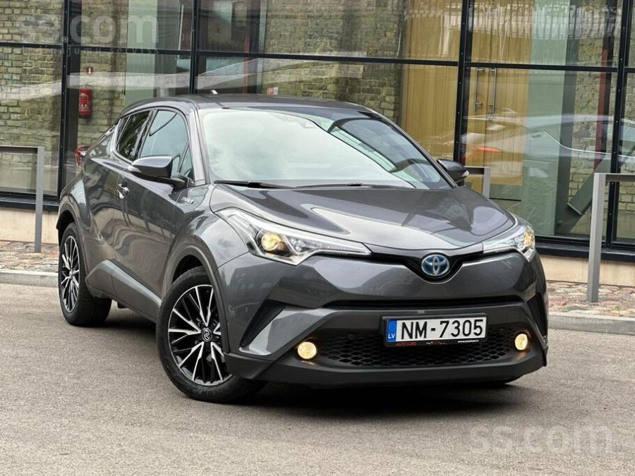 Grey Toyota C-HR 2017 in Riga, with an engine capacity of 1.80 L and mileage of 157 thousand km for 15250 €, photo 4 on AUTOMOTO.COM.LV