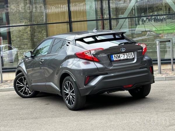 Pelēks Toyota C-HR 2017 Rīga, ar dzinēja tilpumu 1.80 L un nobraukumu 157 tūkst. km par 15250 €, foto 4 vietnē AUTOMOTO.COM.LV