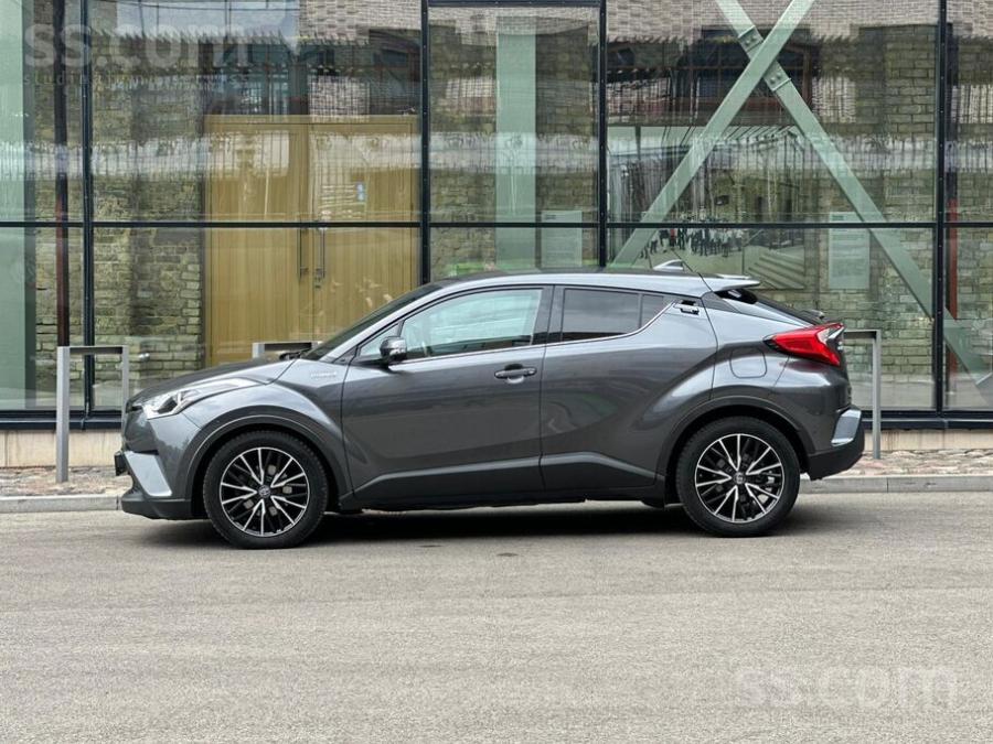 Grey Toyota C-HR 2017 in Riga, with an engine capacity of 1.80 L and mileage of 157 thousand km for 15250 €, photo 9 on AUTOMOTO.COM.LV