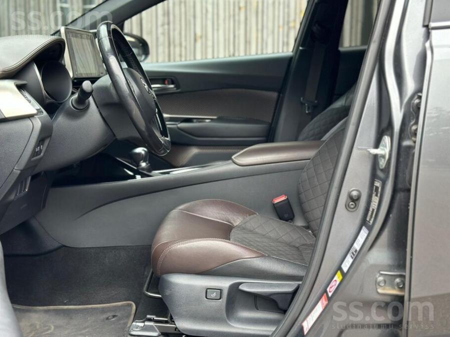 Grey Toyota C-HR 2017 in Riga, with an engine capacity of 1.80 L and mileage of 157 thousand km for 15250 €, photo 11 on AUTOMOTO.COM.LV
