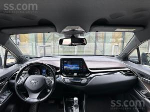 Grey Toyota C-HR 2017 in Riga, with an engine capacity of 1.80 L and mileage of 157 thousand km for 15250 €, photo 16 on AUTOMOTO.COM.LV
