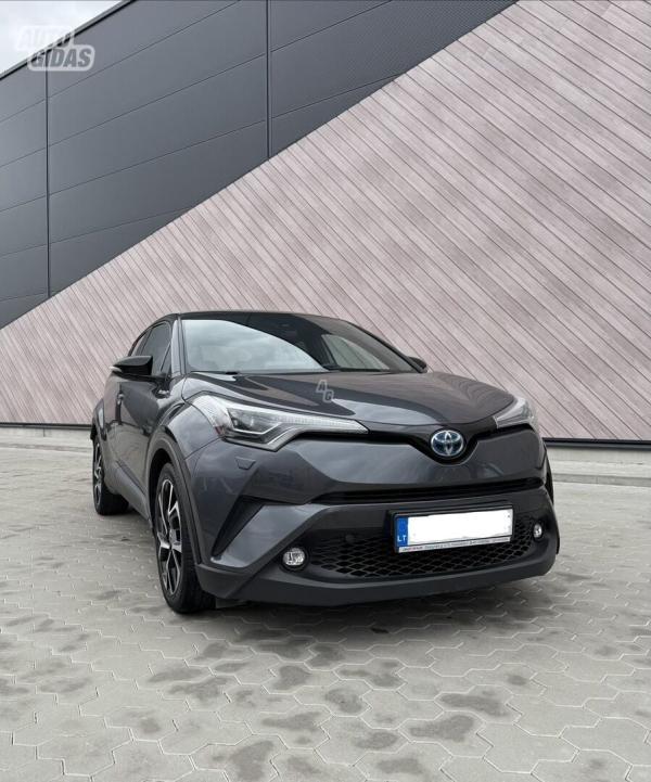 Pelēks Toyota C-HR 2017 Panevēža, ar dzinēja tilpumu 1.80 L un nobraukumu 167 tūkst. km par 14999 €, foto 1 vietnē AUTOMOTO.COM.LV