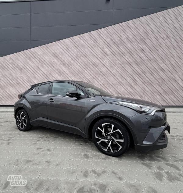 Grey Toyota C-HR 2017 in Panevezys, with an engine capacity of 1.80 L and mileage of 167 thousand km for 14999 €, photo 2 on AUTOMOTO.COM.LV