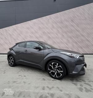 Grey Toyota C-HR 2017 in Panevezys, with an engine capacity of 1.80 L and mileage of 167 thousand km for 14999 €, photo 3 on AUTOMOTO.COM.LV