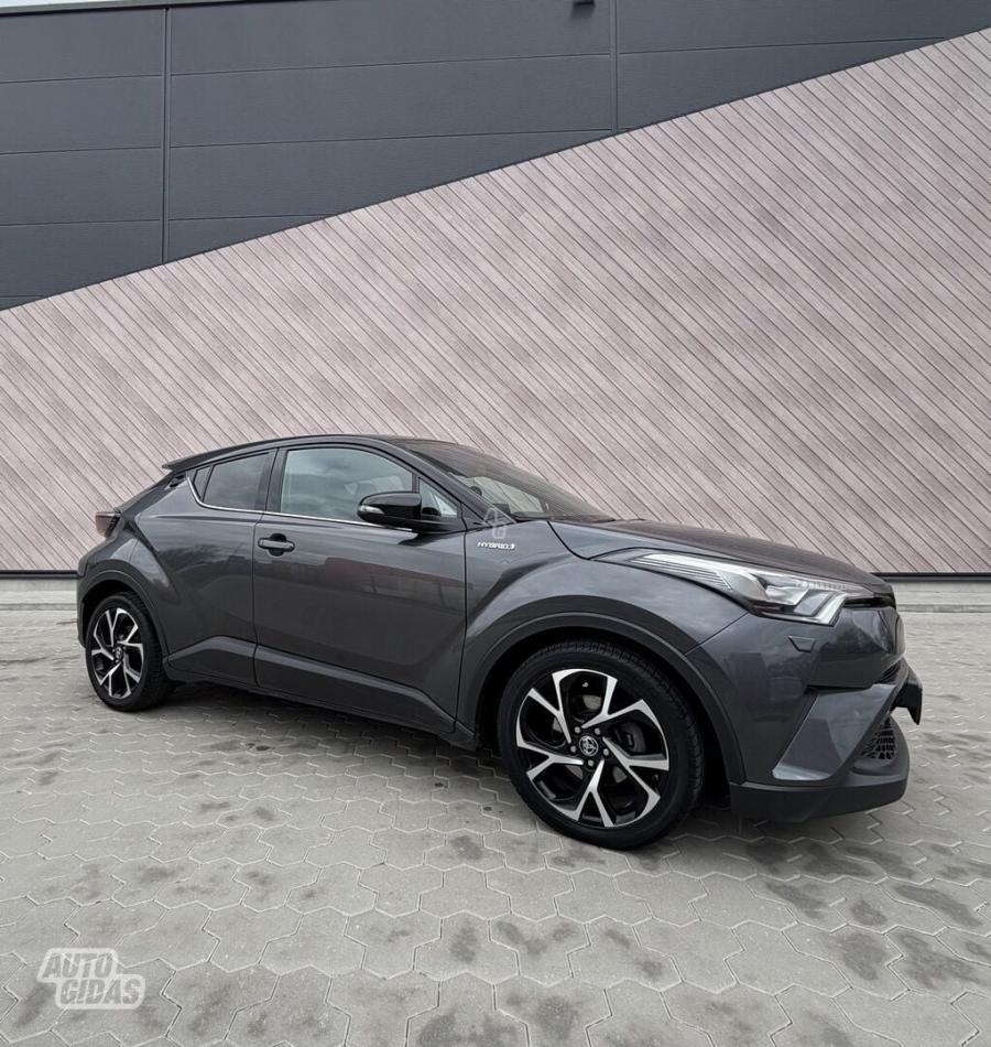 Grey Toyota C-HR 2017 in Panevezys, with an engine capacity of 1.80 L and mileage of 167 thousand km for 14999 €, photo 3 on AUTOMOTO.COM.LV
