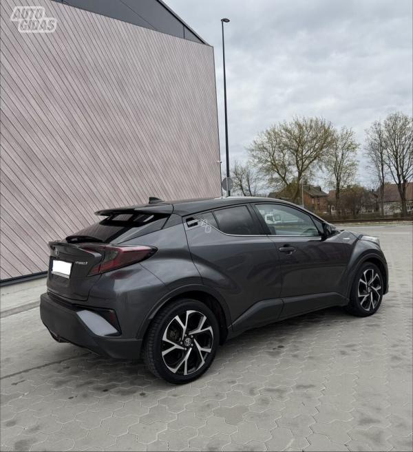 Grey Toyota C-HR 2017 in Panevezys, with an engine capacity of 1.80 L and mileage of 167 thousand km for 14999 €, photo 3 on AUTOMOTO.COM.LV