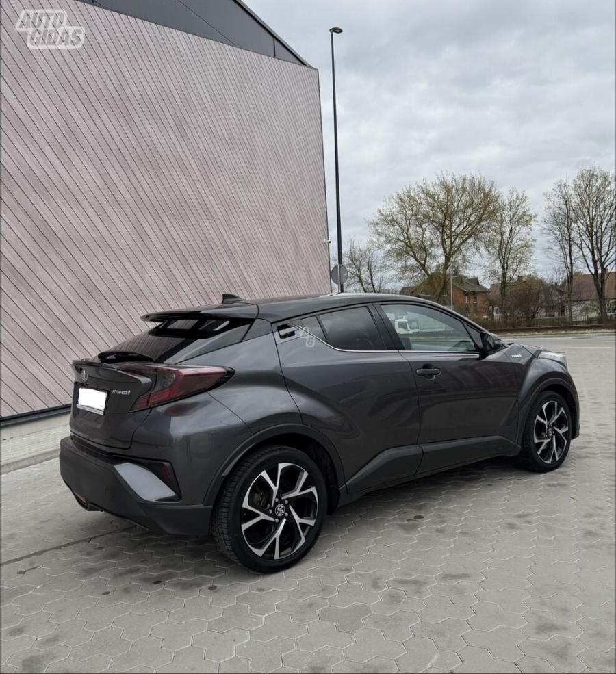 Grey Toyota C-HR 2017 in Panevezys, with an engine capacity of 1.80 L and mileage of 167 thousand km for 14999 €, photo 4 on AUTOMOTO.COM.LV
