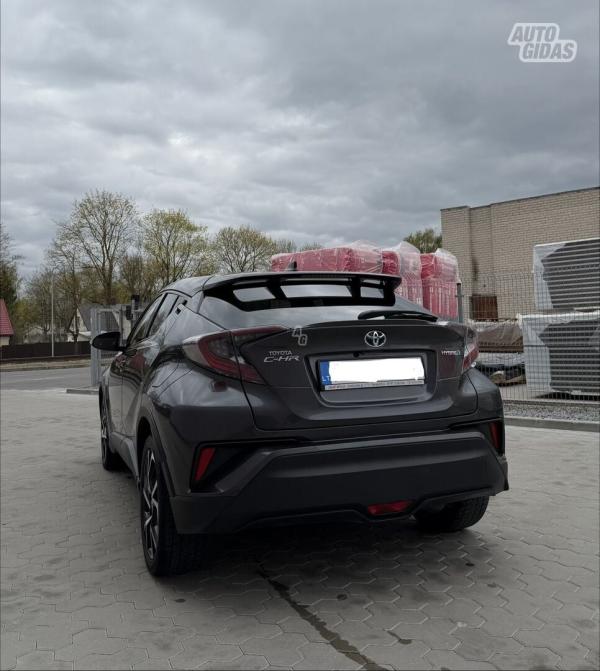 Grey Toyota C-HR 2017 in Panevezys, with an engine capacity of 1.80 L and mileage of 167 thousand km for 14999 €, photo 4 on AUTOMOTO.COM.LV