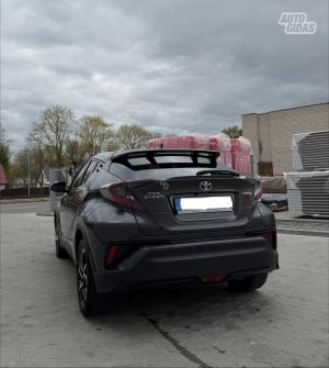 Grey Toyota C-HR 2017 in Panevezys, with an engine capacity of 1.80 L and mileage of 167 thousand km for 14999 €, photo 5 on AUTOMOTO.COM.LV