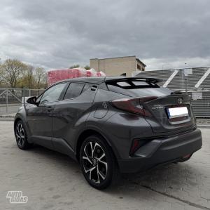 Grey Toyota C-HR 2017 in Panevezys, with an engine capacity of 1.80 L and mileage of 167 thousand km for 14999 €, photo 6 on AUTOMOTO.COM.LV