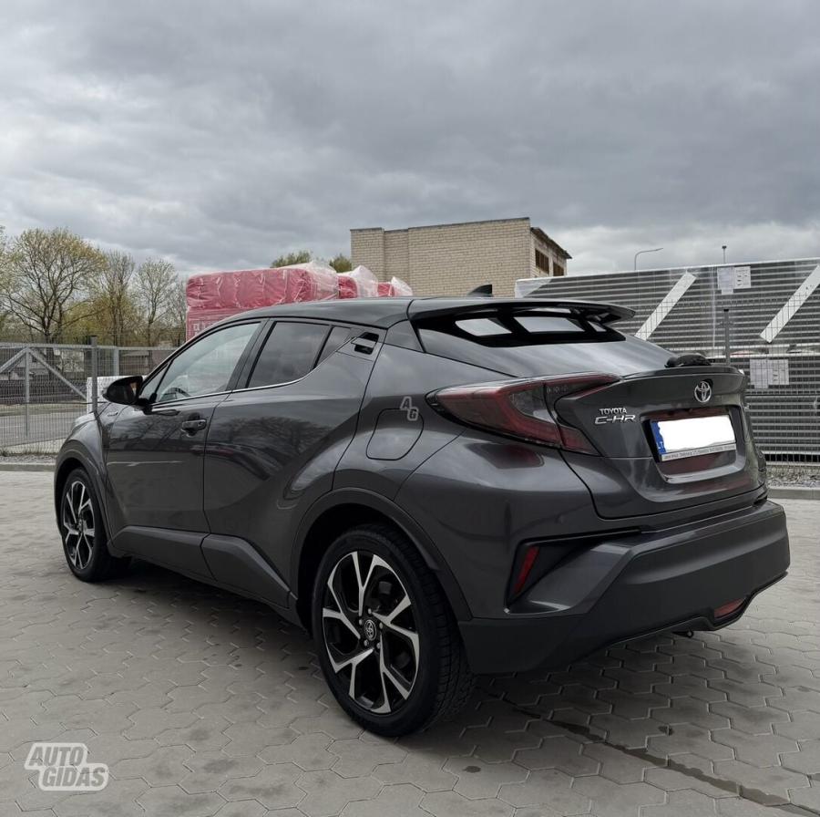 Grey Toyota C-HR 2017 in Panevezys, with an engine capacity of 1.80 L and mileage of 167 thousand km for 14999 €, photo 6 on AUTOMOTO.COM.LV