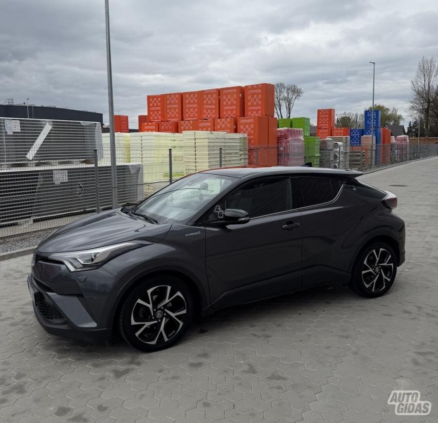 Grey Toyota C-HR 2017 in Panevezys, with an engine capacity of 1.80 L and mileage of 167 thousand km for 14999 €, photo 7 on AUTOMOTO.COM.LV