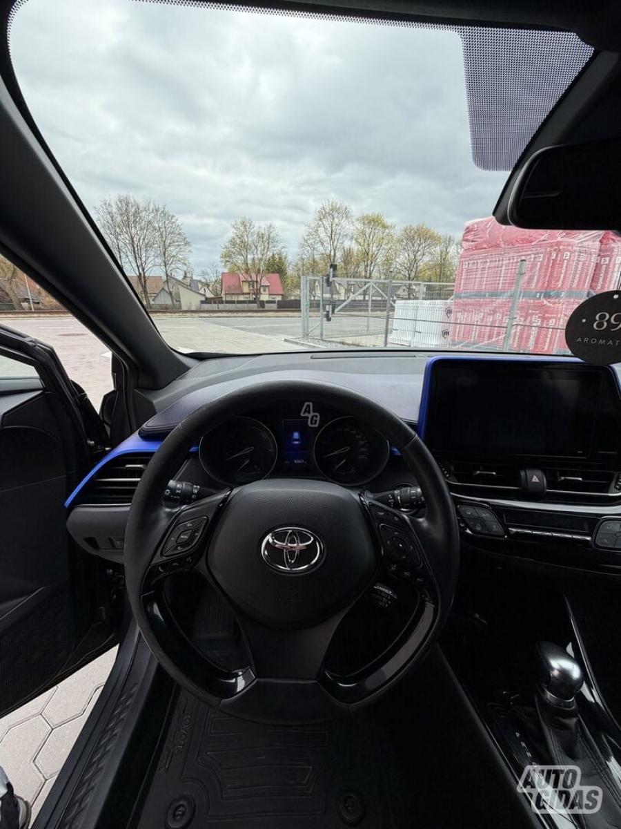 Grey Toyota C-HR 2017 in Panevezys, with an engine capacity of 1.80 L and mileage of 167 thousand km for 14999 €, photo 12 on AUTOMOTO.COM.LV