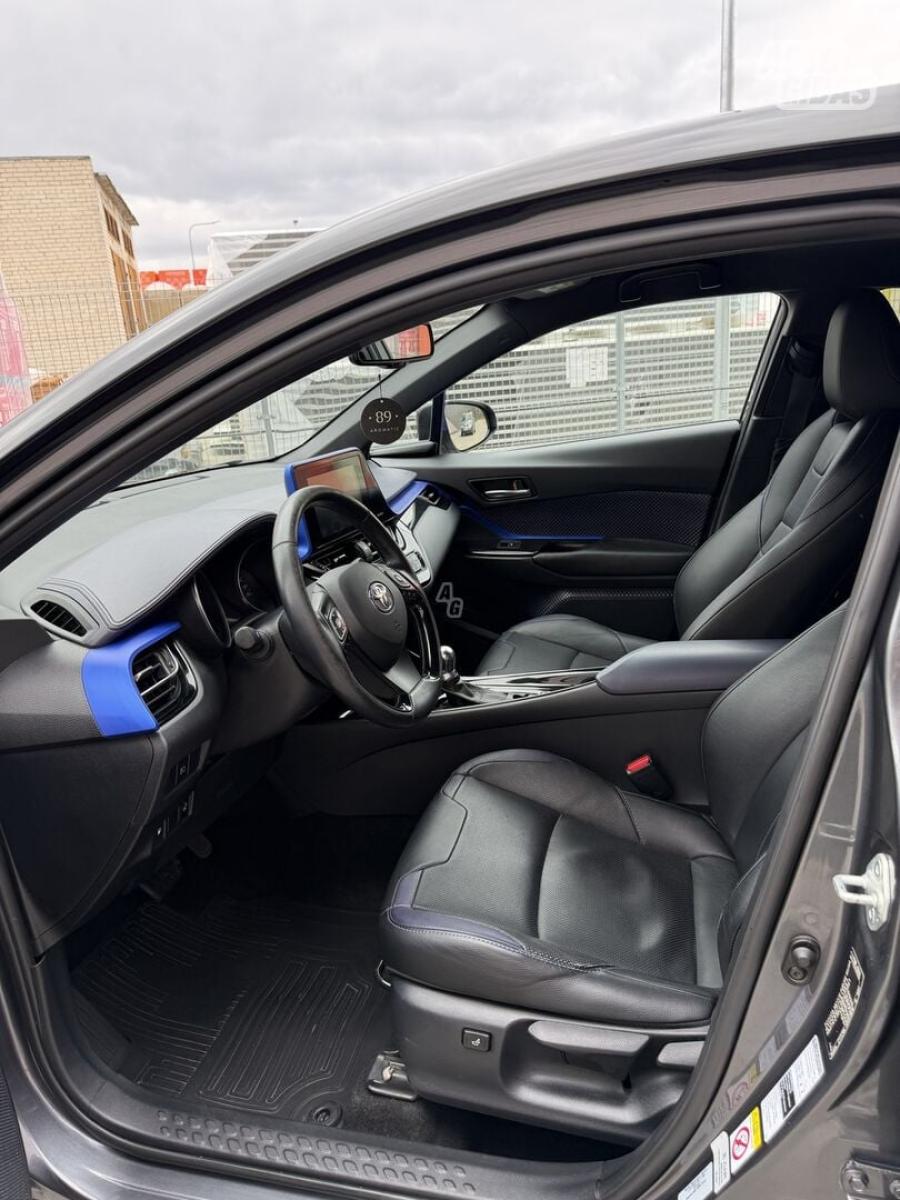 Grey Toyota C-HR 2017 in Panevezys, with an engine capacity of 1.80 L and mileage of 167 thousand km for 14999 €, photo 13 on AUTOMOTO.COM.LV